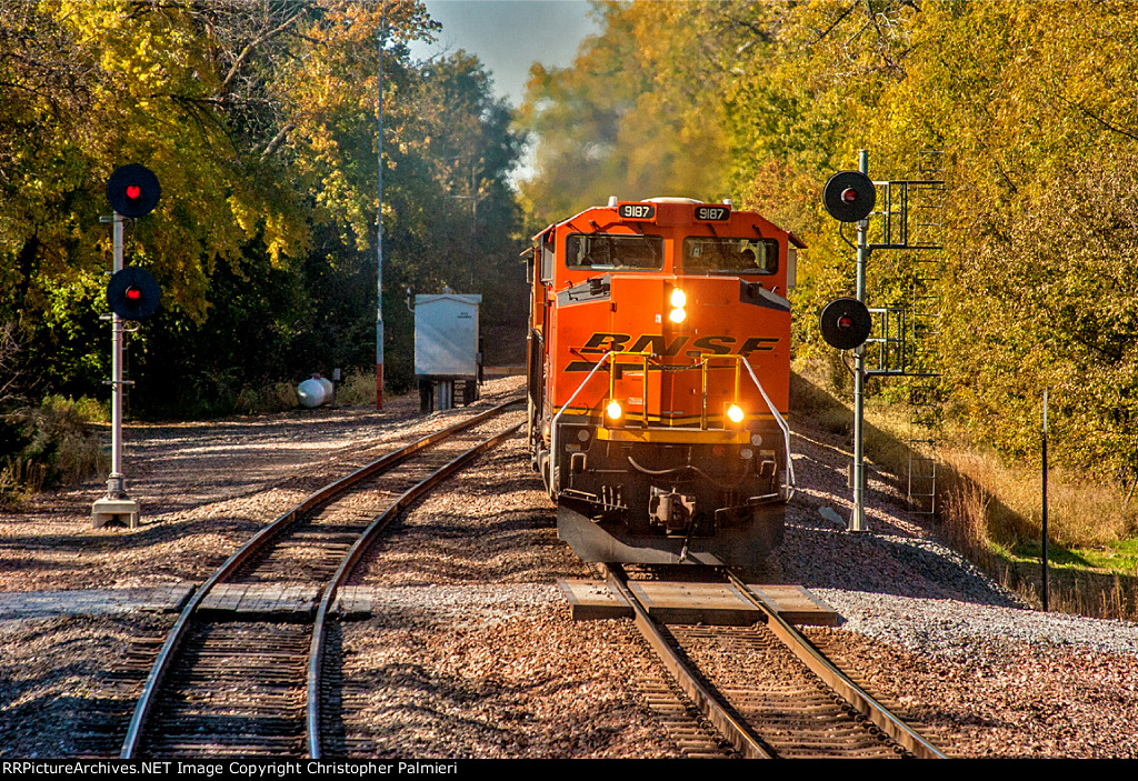 BNSF 9187 Leads C-BKMSLC2-32